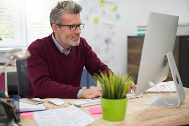 Ordinateur senior : Comment bien choisir pour un senior