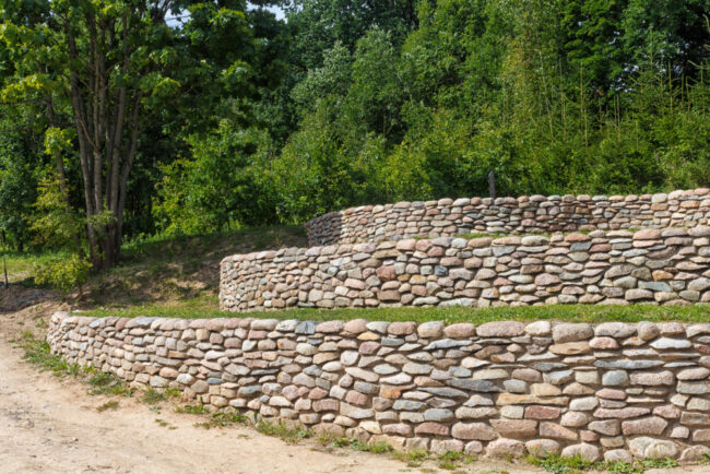 Comment construire un mur de soutènement : idée d'aménagement paysager ...